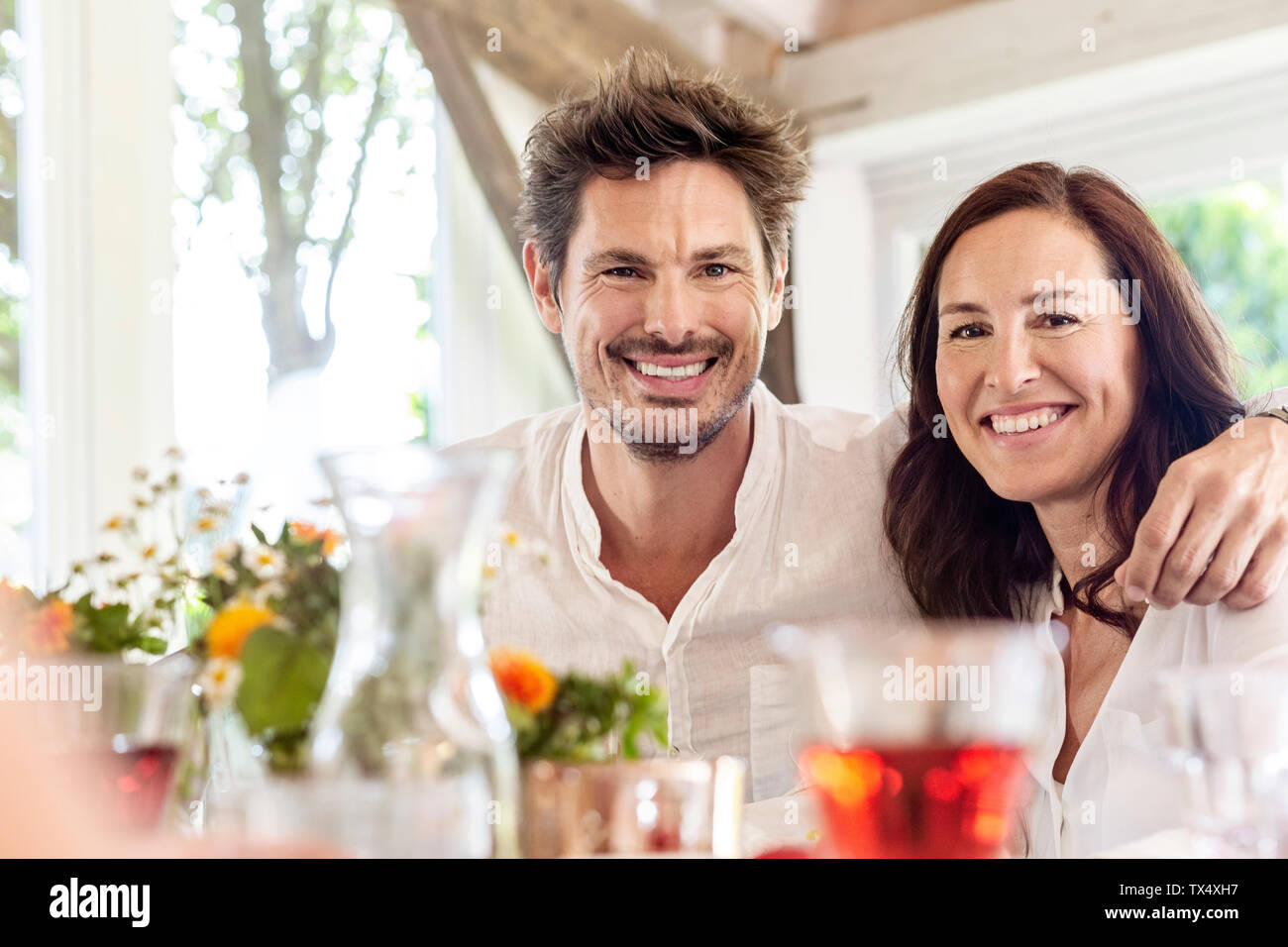 Hapüpy family celebrating together Stock Photo - Alamy