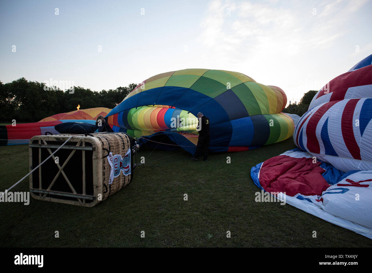 Lord Mayor's Hot Air Balloon Regatta 2019 across the London skyline ...