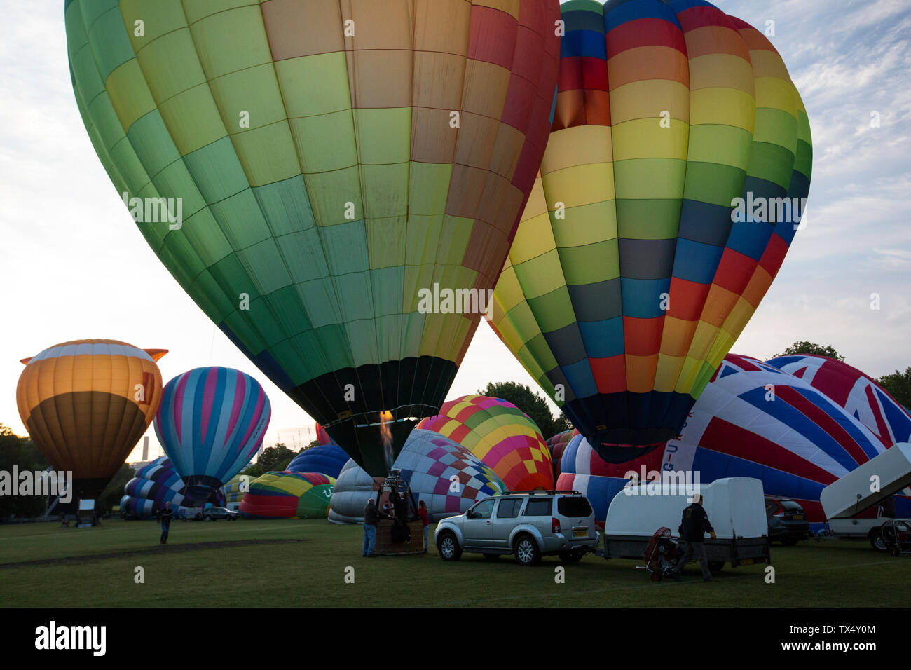 Lord Mayor's Hot Air Balloon Regatta 2019 across the London skyline ...
