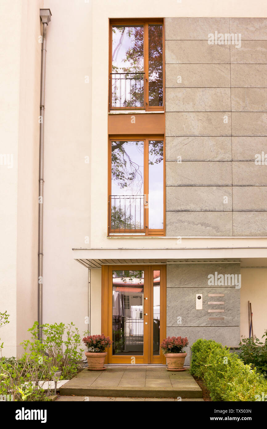 Residential building entrance door hi-res stock photography and images ...