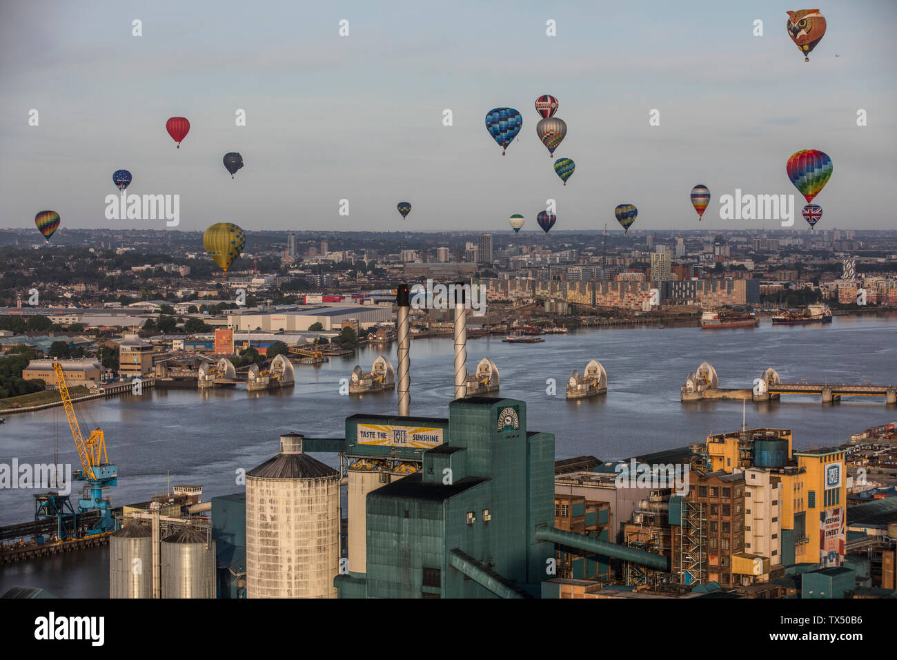 Lord Mayor's Hot Air Balloon Regatta 2019 across the London skyline ...