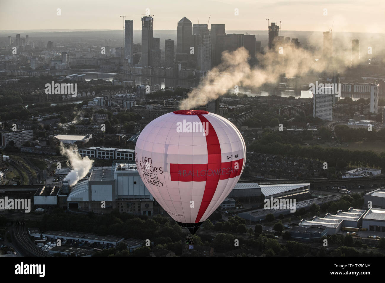 Lord mayor's balloon regatta hi-res stock photography and images - Alamy