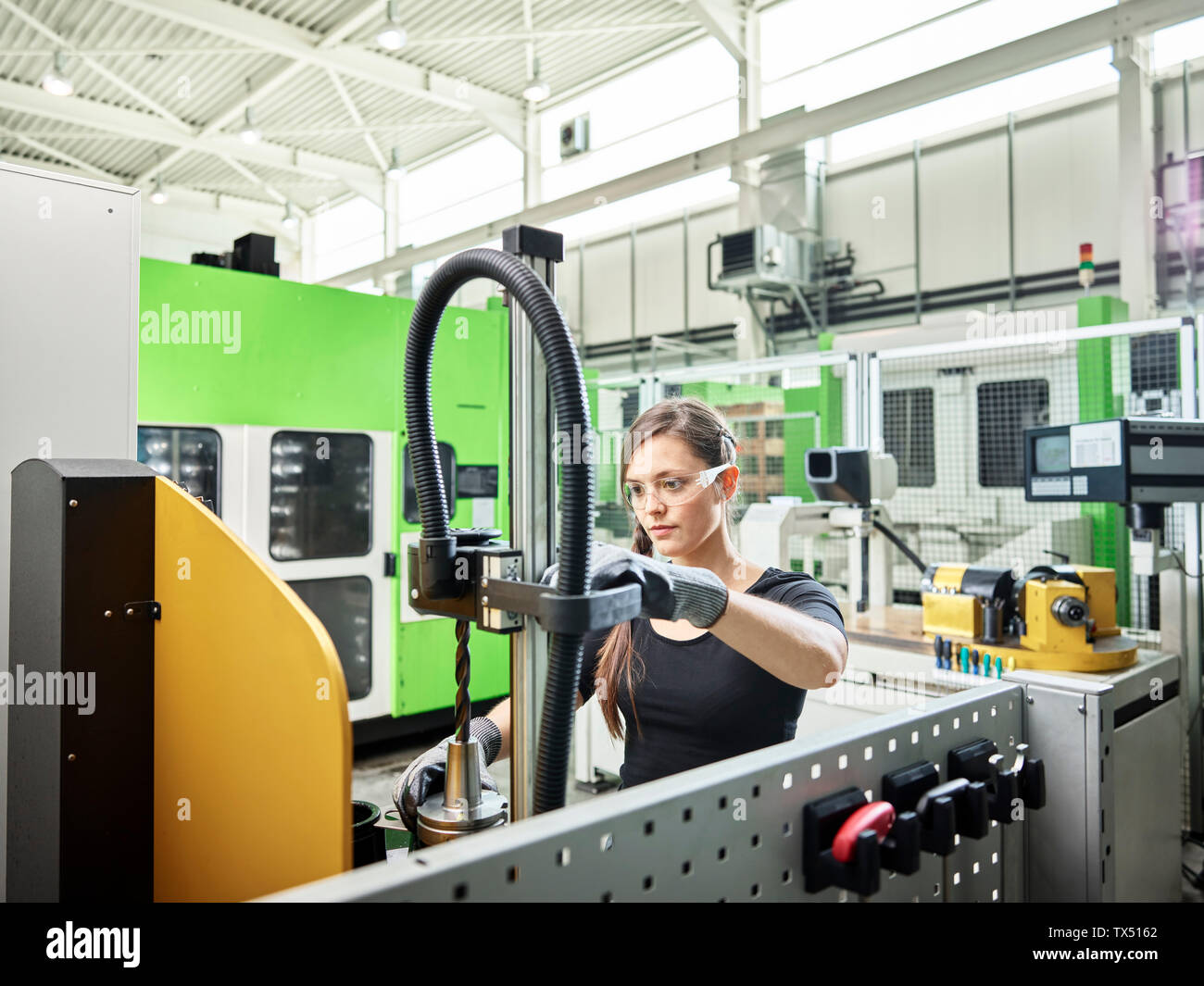 Heavy machine shop hi-res stock photography and images - Alamy