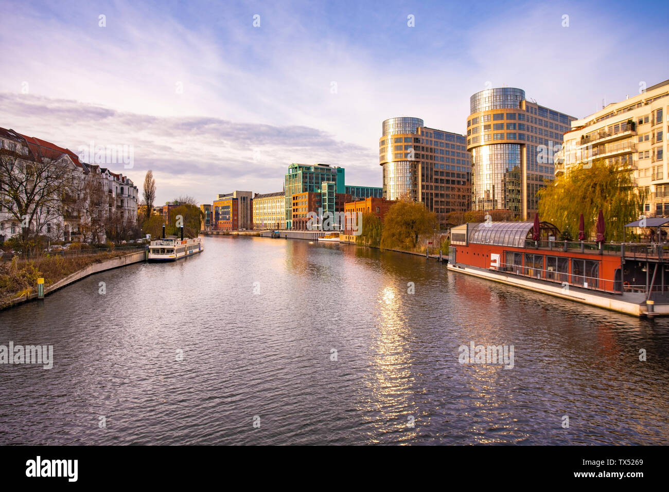 Evening atmosphere at the river spree hi-res stock photography and ...