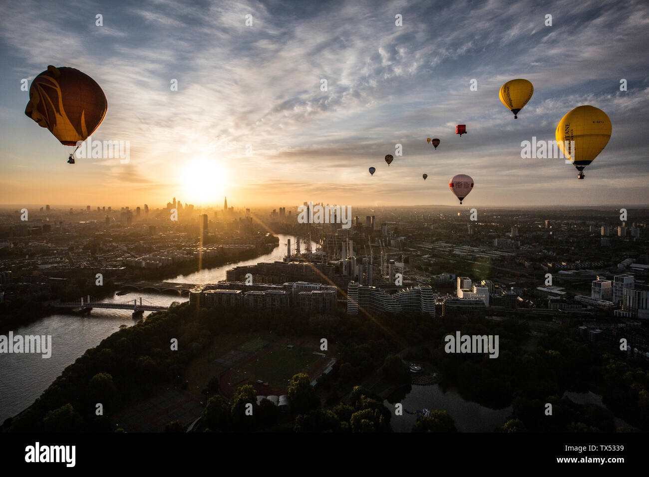 Hot air balloon london regatta hi-res stock photography and images - Alamy