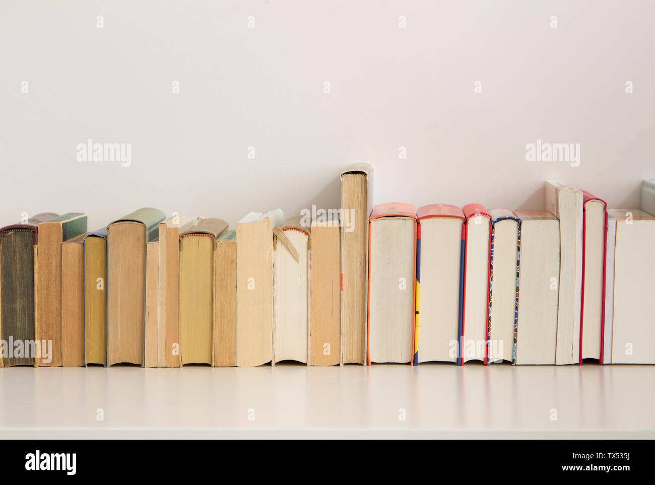 Books in row hi-res stock photography and images - Alamy