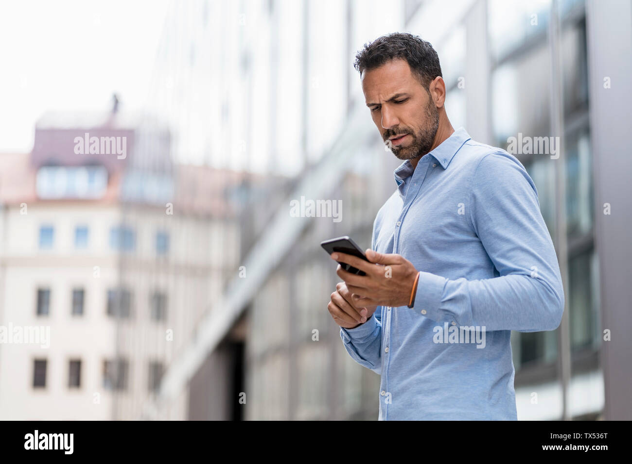 Angry using phone hi-res stock photography and images - Alamy