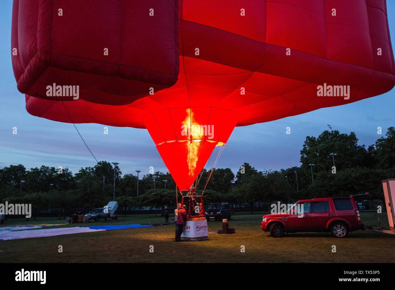 Lord Mayor's Hot Air Balloon Regatta 2019 across the London skyline ...