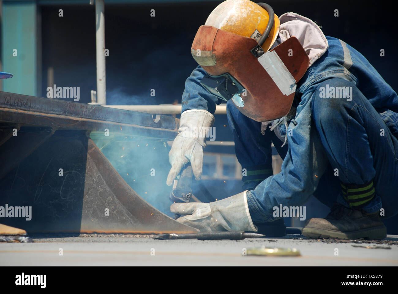 Construction workers veil excavation hi-res stock photography and ...