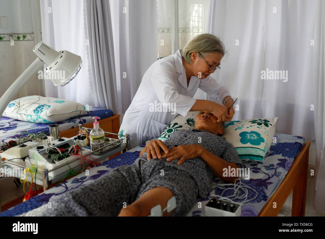 Vietnamese traditional hi-res stock photography and images - Alamy