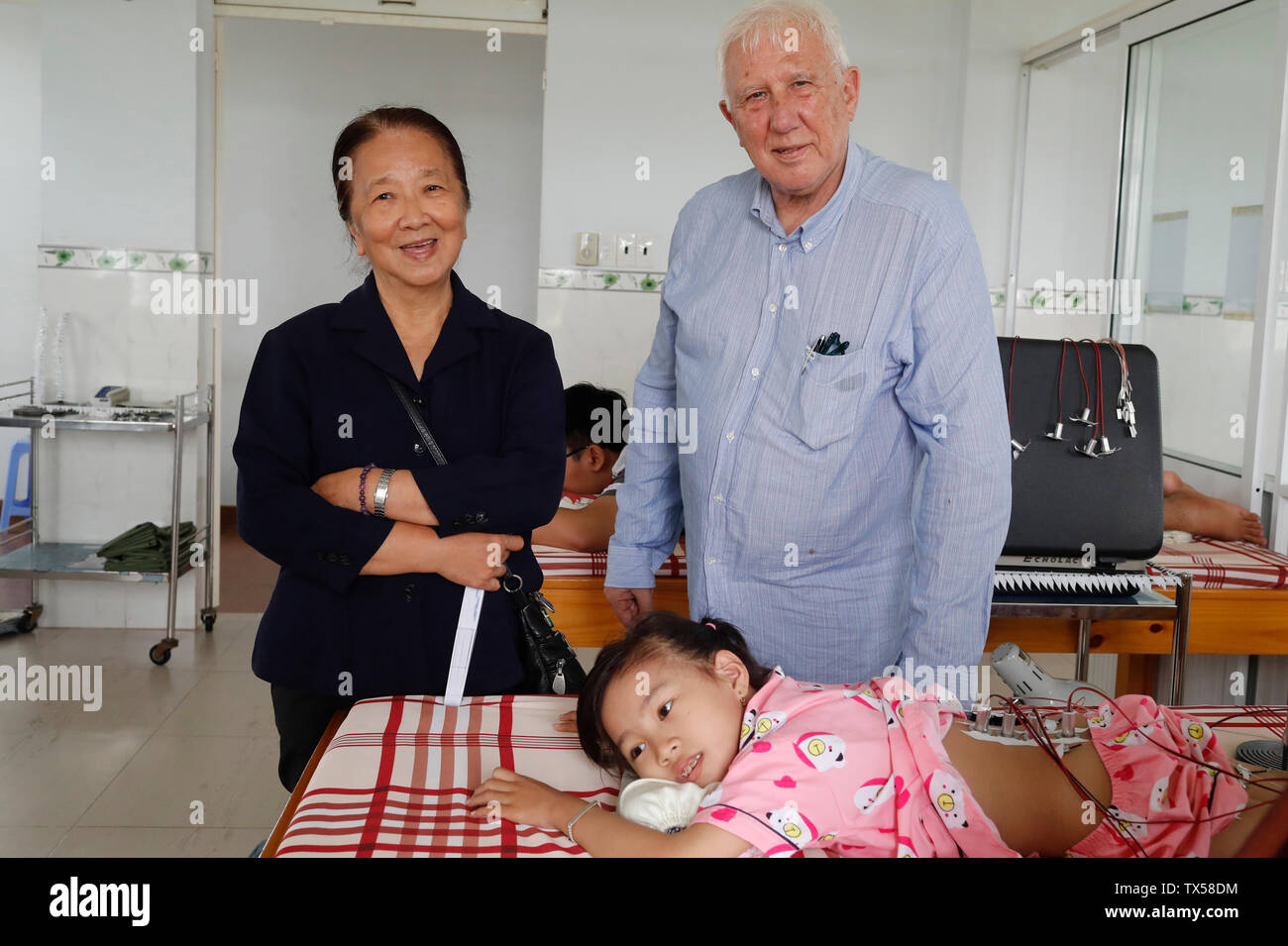 Vietnamese men traditional hi-res stock photography and images - Alamy