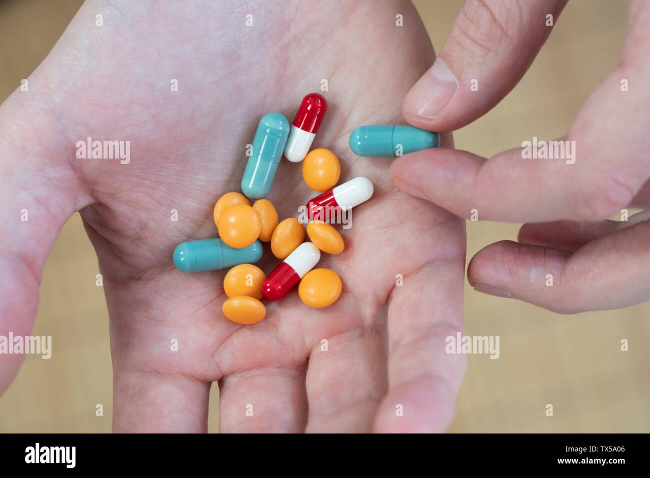 Medication caplet hi-res stock photography and images - Alamy