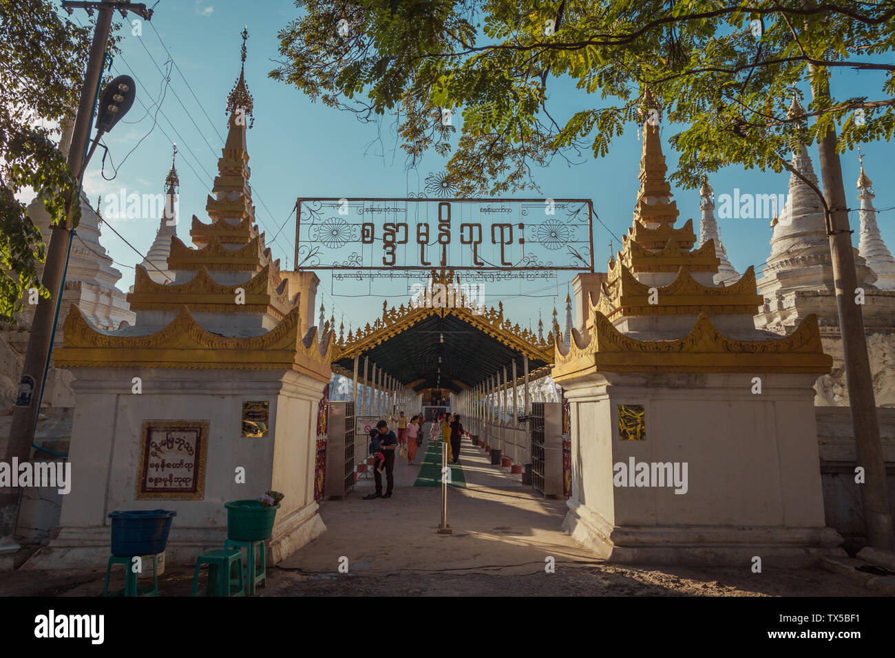 Mandalay Mountain Damuni pagoda, Myanmar Stock Photo - Alamy