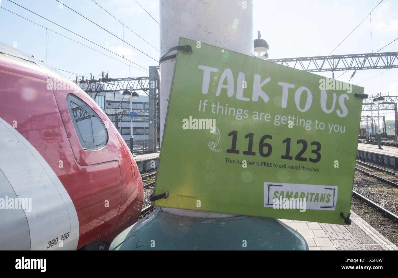 Samaritans sign at station hi-res stock photography and images - Alamy