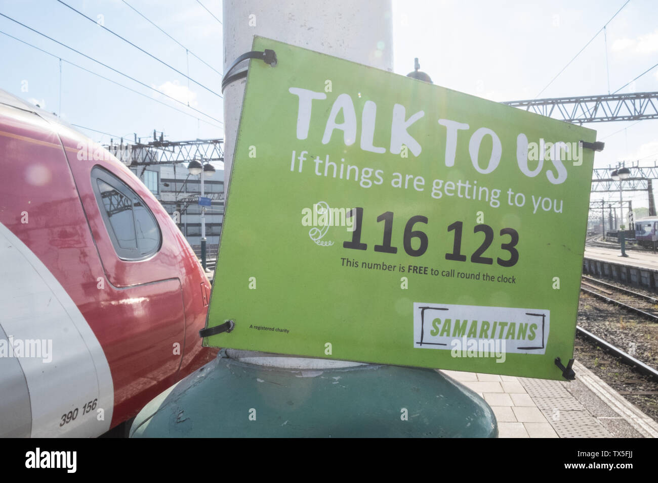 Samaritans sign at station hi-res stock photography and images - Alamy