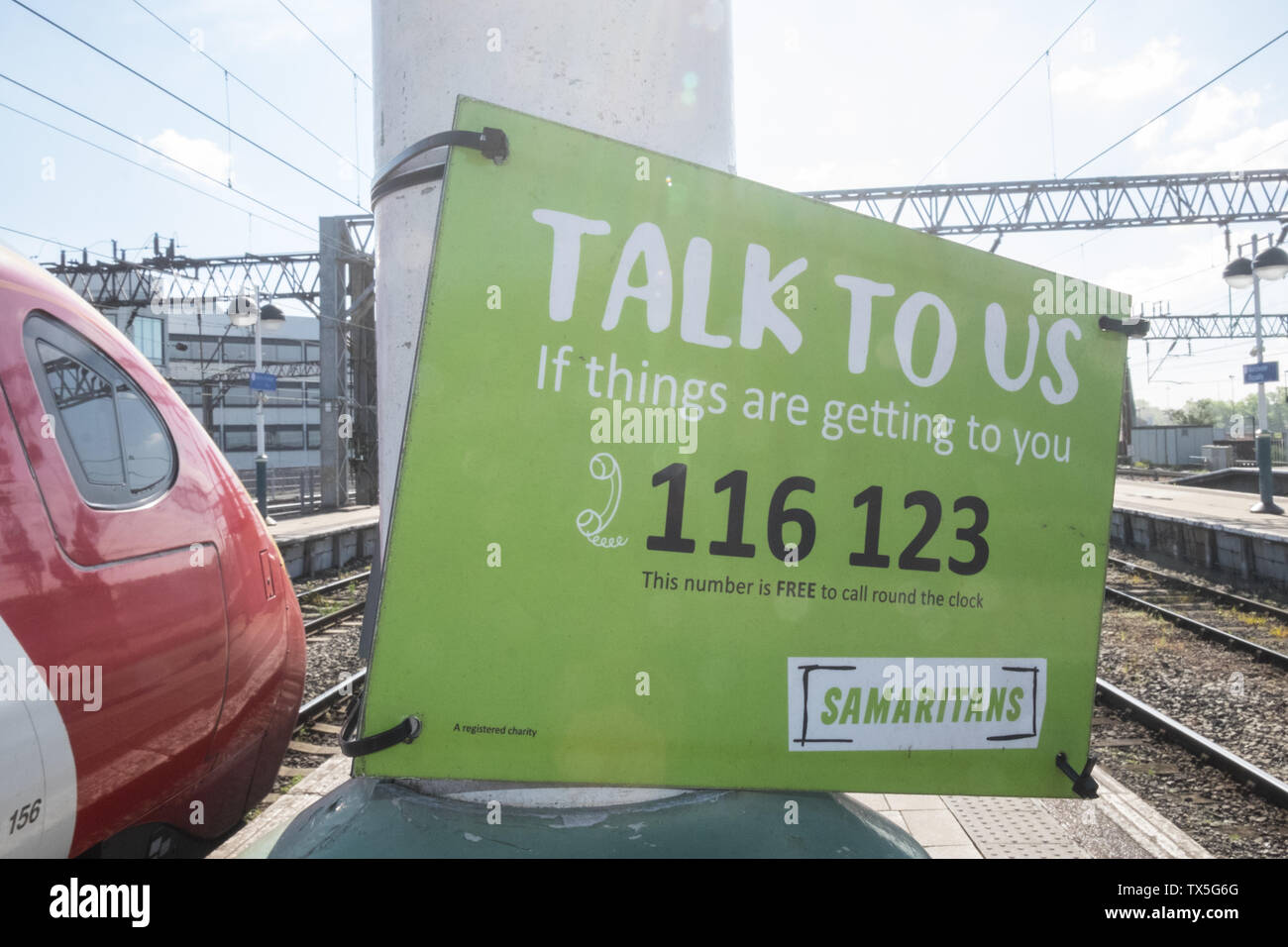 Samaritans sign at station hi-res stock photography and images - Alamy