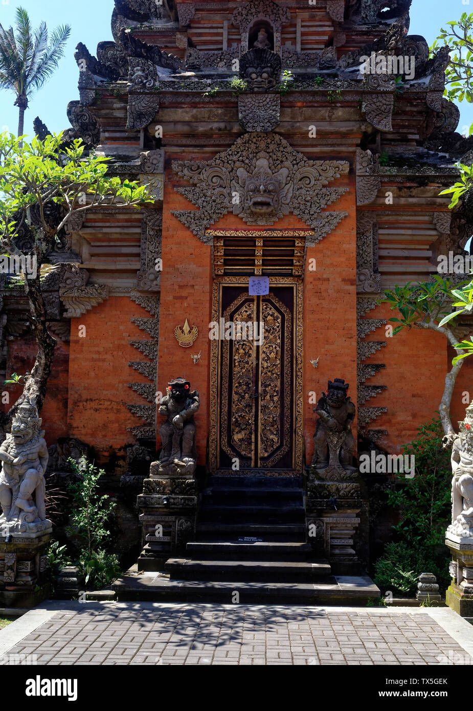 Balinese Bedogal, the demonic statues that act as guardians to puru ...