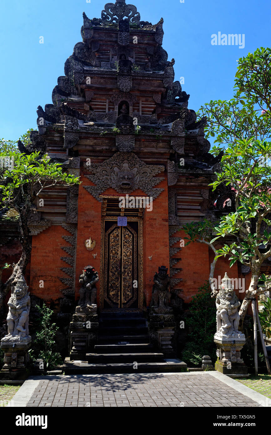 Balinese Bedogal, the demonic statues that act as guardians to puru ...