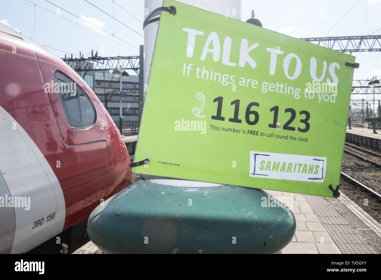 Samaritans sign at station hi-res stock photography and images - Alamy