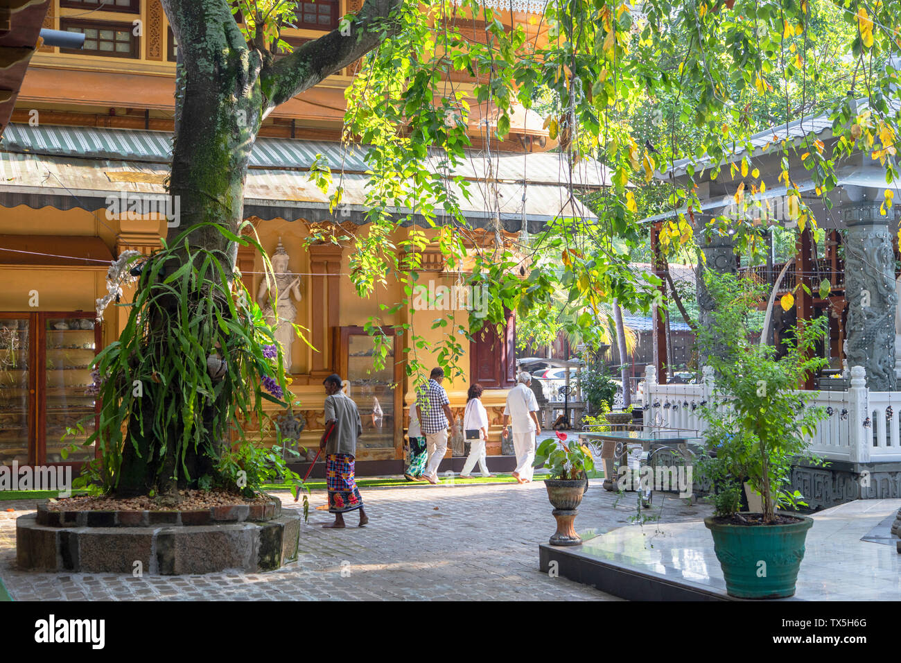 Gangaramaya temple hi-res stock photography and images - Alamy