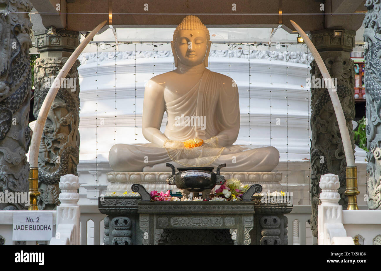 Jade Buddha statue at Gangaramaya Temple, Colombo, Sri Lanka Stock ...