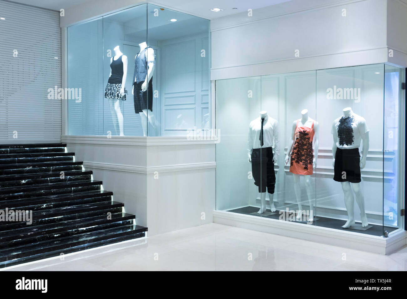 Mannequins in shopfront Stock Photo - Alamy