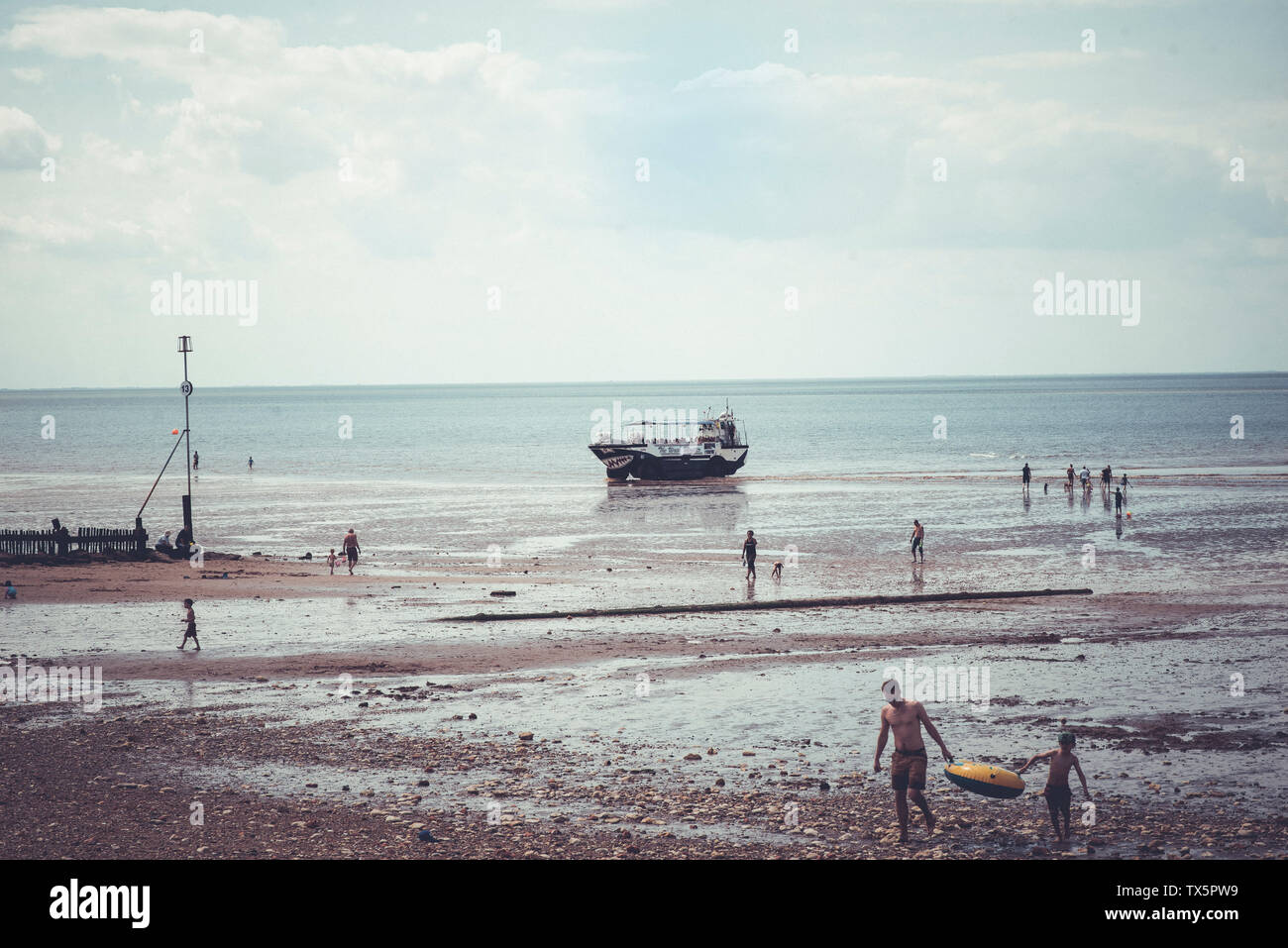 Seal tourist boat coming in to Hunstanton beach Stock Photo - Alamy
