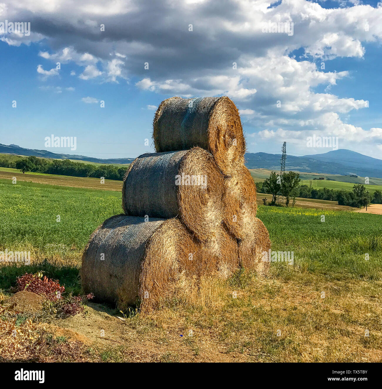 Tuscany hay stack hi-res stock photography and images - Alamy