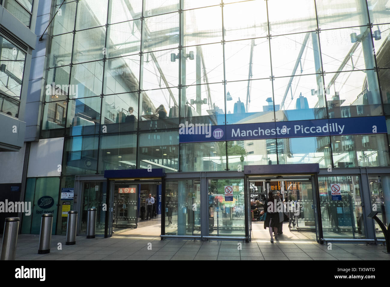 Manchester piccadilly railway station concourse hi-res stock ...