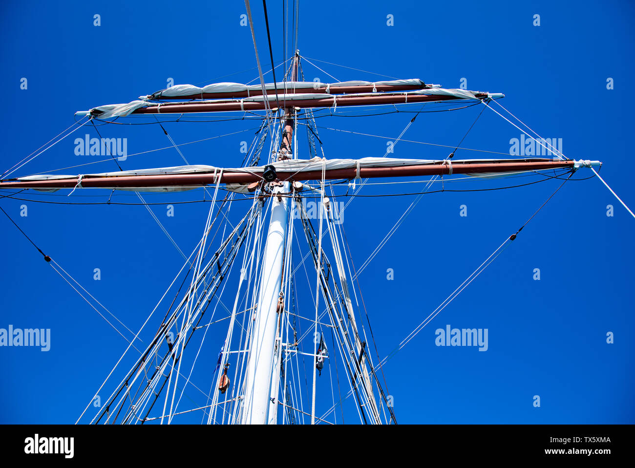 Drive Shaft of a beautiful sailing ship. Skyward view Stock Photo - Alamy