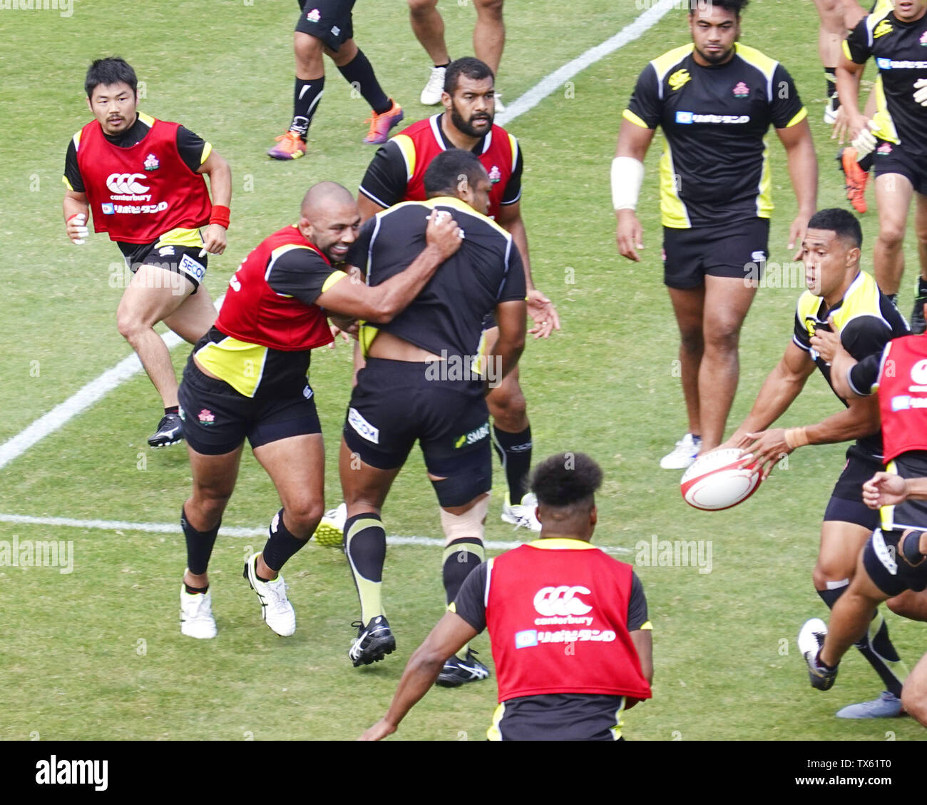 Japan rugby captain Michael Leitch (2nd from L) fully participates in ...