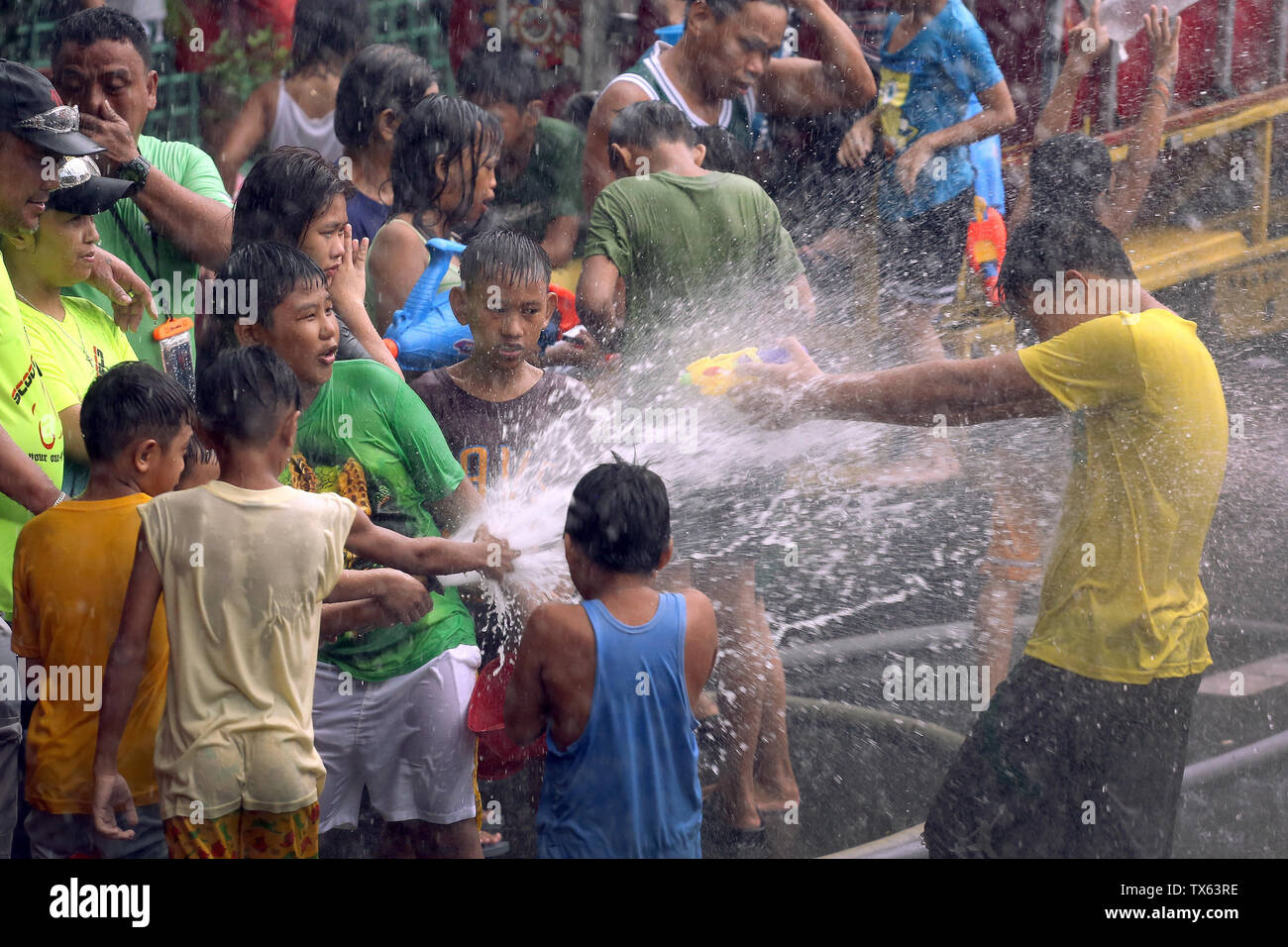 San Juan, Philippines. 24th June, 2019. Residents splash each other wet ...