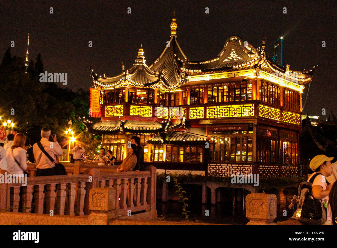 Night view of Yuyuan Garden, Shanghai Stock Photo - Alamy