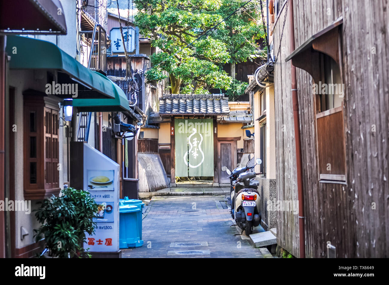 Street view of traditional streets in Kyoto, Japan Stock Photo - Alamy