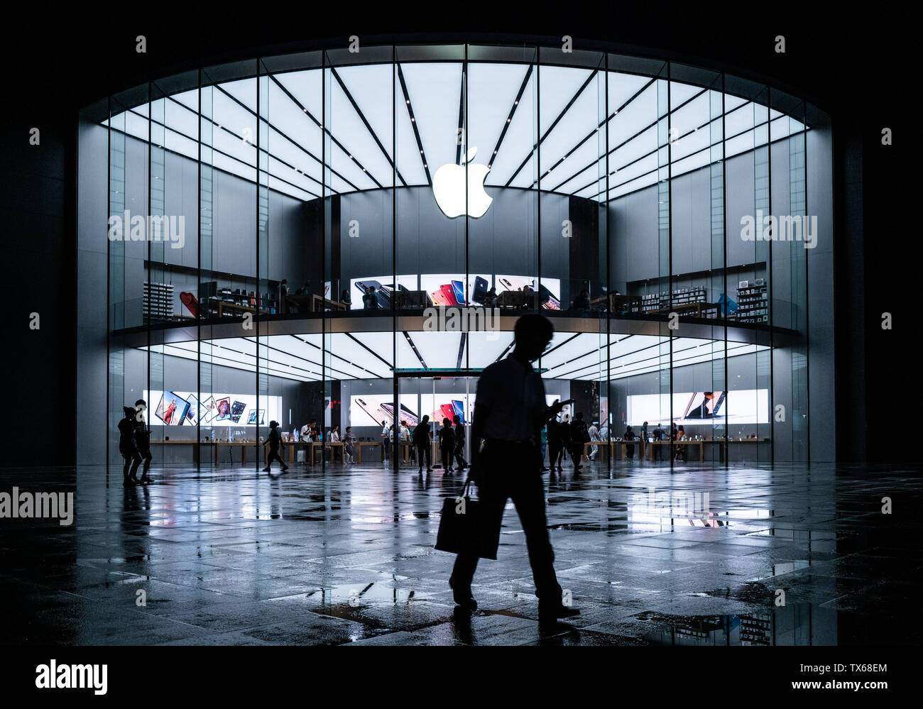 Apple Store in the rain in Nanjing, China Stock Photo - Alamy