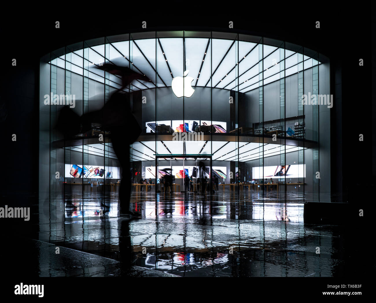 Apple Store in the rain in Nanjing, China Stock Photo - Alamy