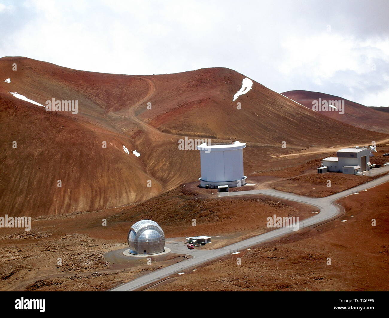 The james clerk maxwell telescope hi-res stock photography and images ...
