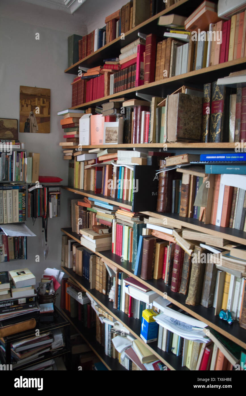 Encyclopedias library hi-res stock photography and images - Alamy