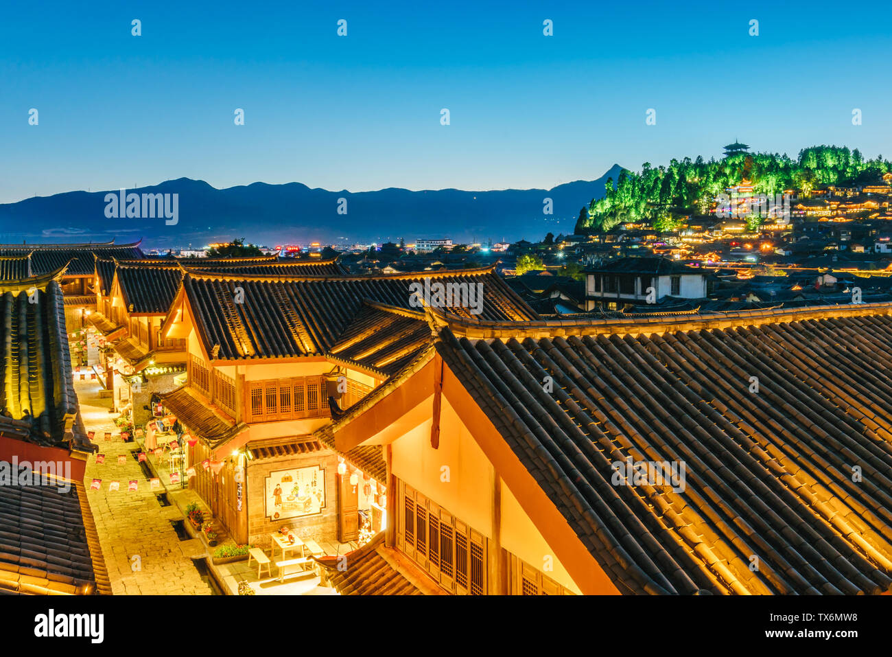 Night view of Dayan Ancient City, Lijiang, Yunnan, China Stock Photo ...