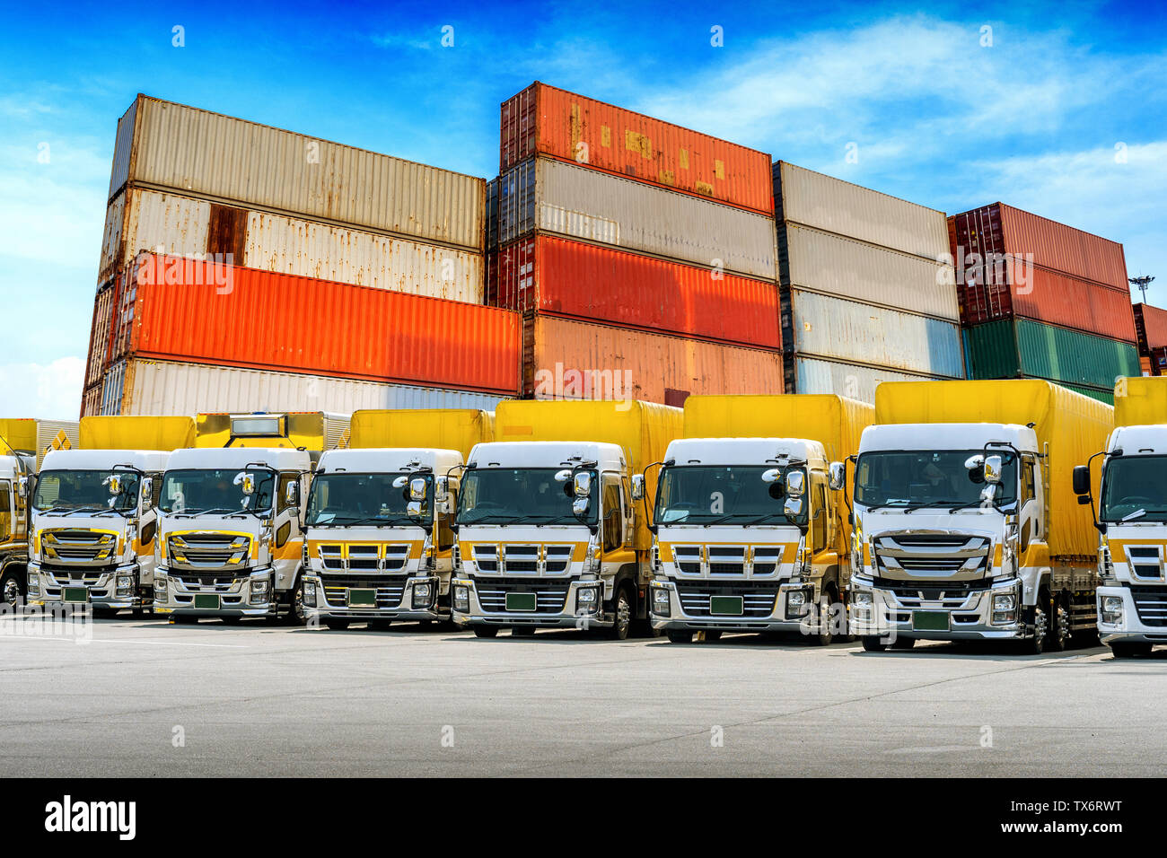Shipping containers truck lorry hi-res stock photography and images - Alamy