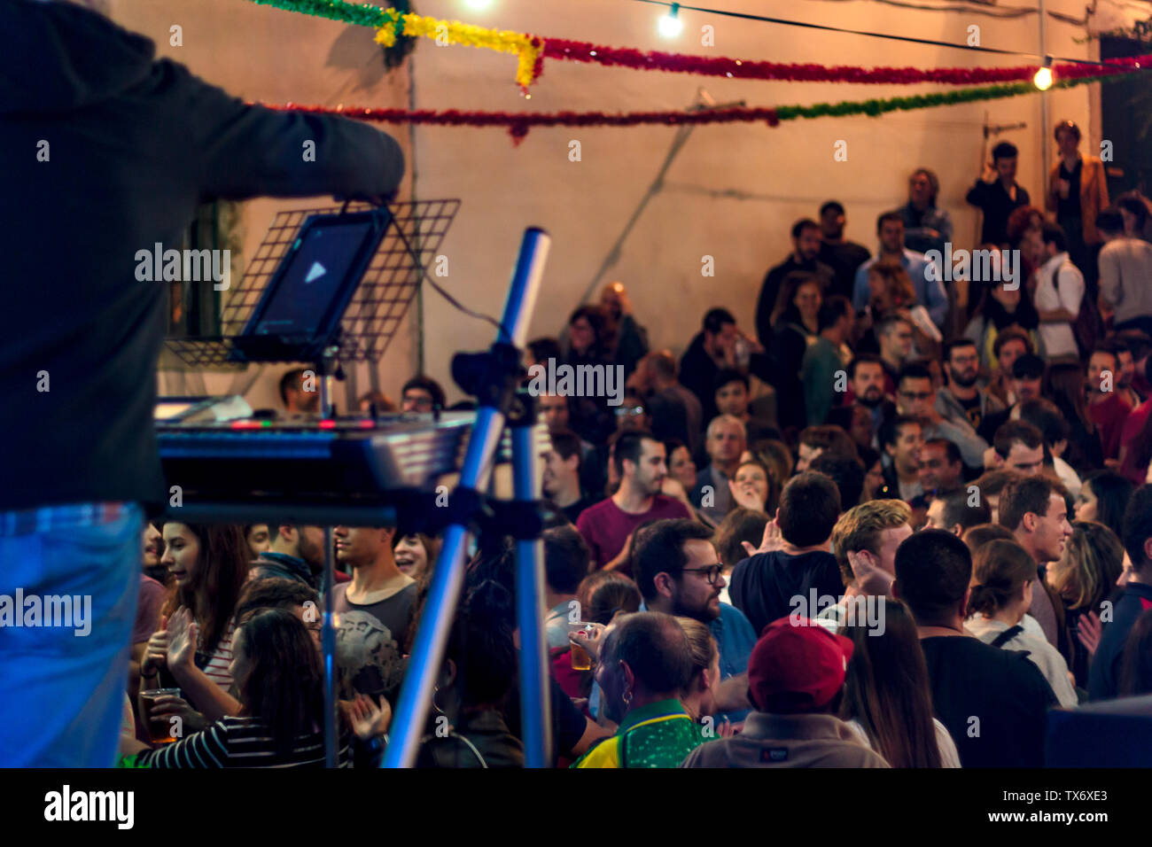 Crowd of people dancing hi-res stock photography and images - Alamy