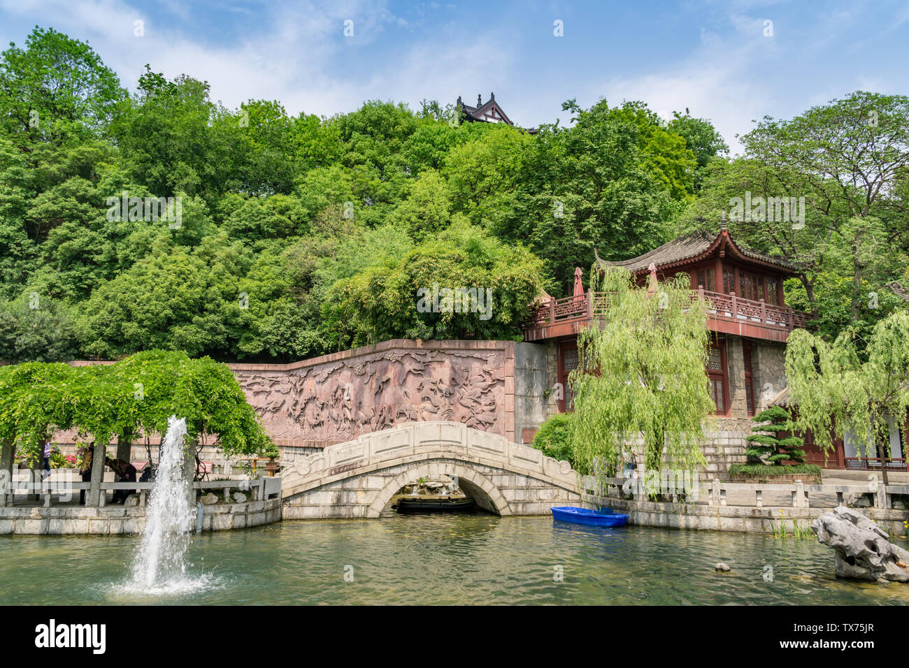 Ancient Chinese gardens - ancient buildings, rockery, pavilion pond ...