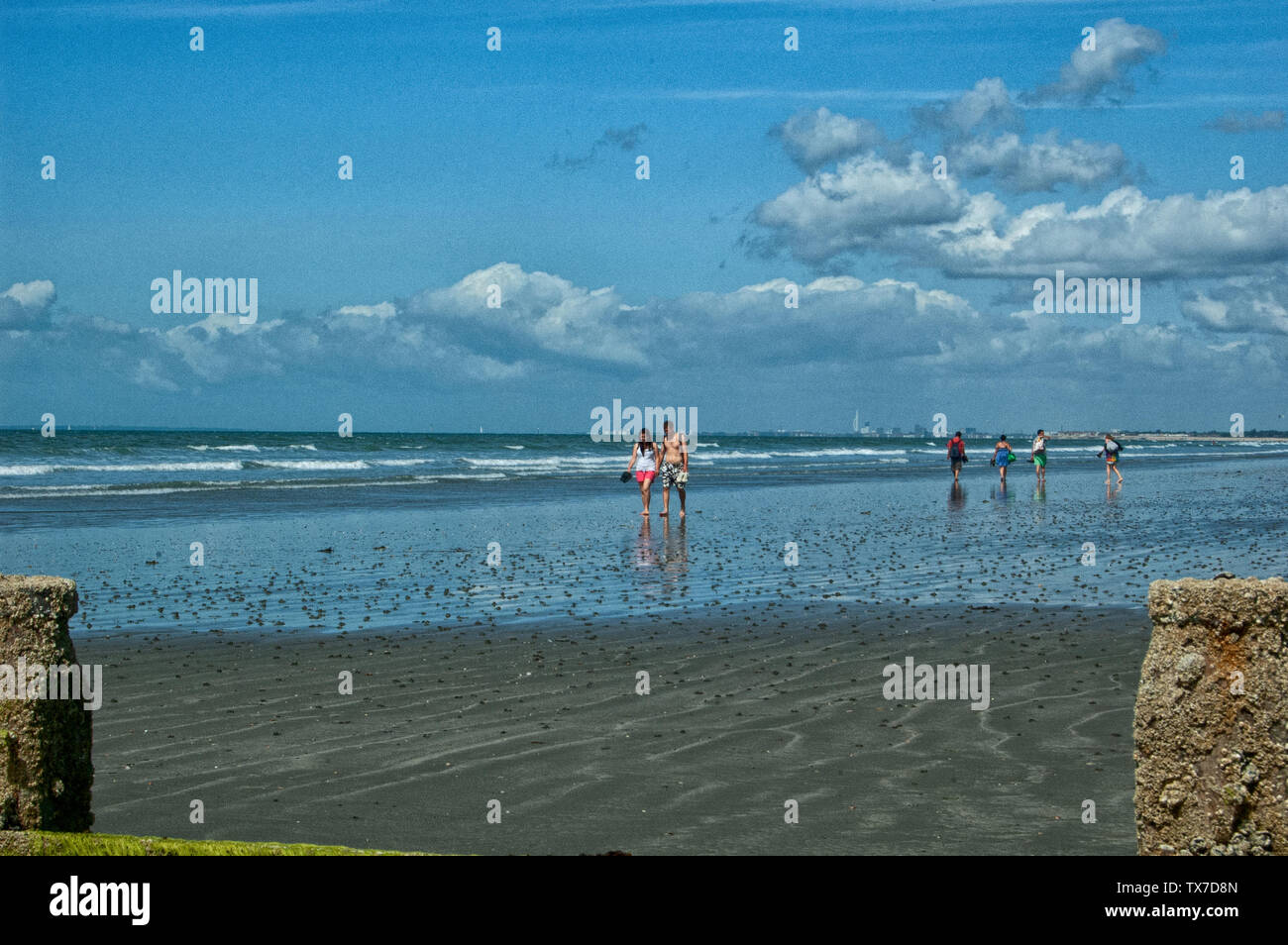 On the beach at low tide at Bracklesham Bay, Sussex Stock Photo - Alamy