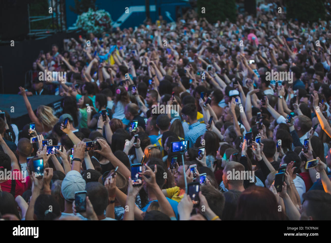Crowd concert cell phones hi-res stock photography and images - Alamy