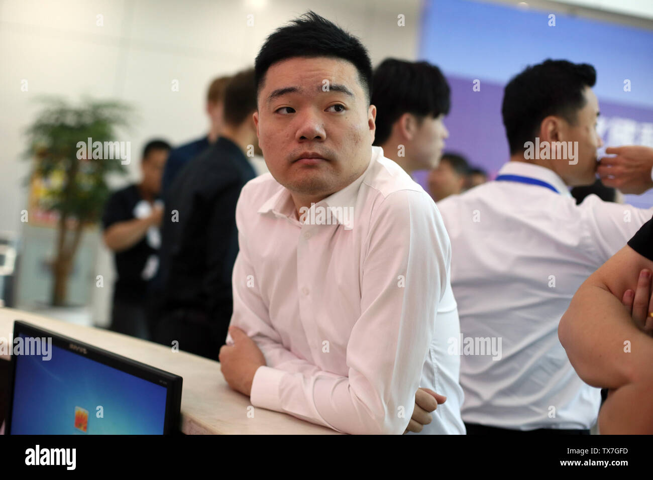 Chinese snooker player Ding Junhui visits the headquarters of Midea ...
