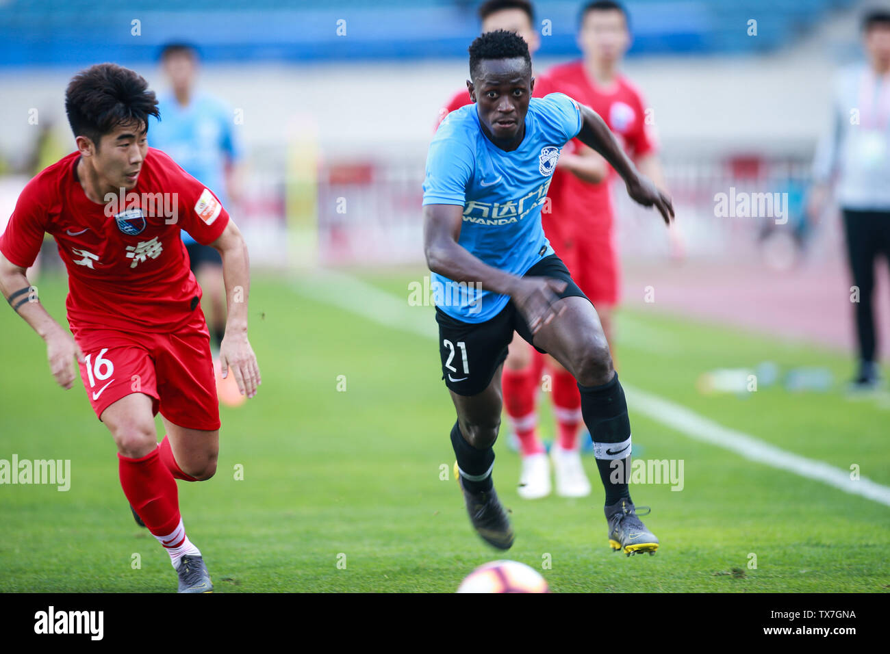 Ghanaian football player Emmanuel Okyere Boateng, right, of Dalian ...