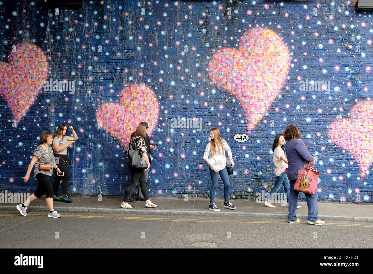 Walking past mural hi-res stock photography and images - Alamy