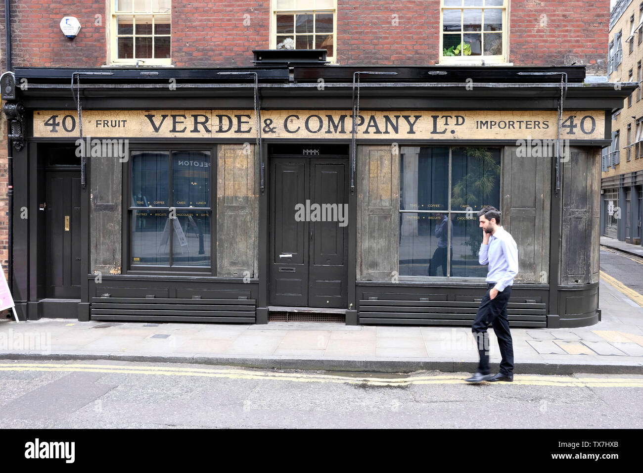 Old fashioned shop front hi-res stock photography and images - Alamy