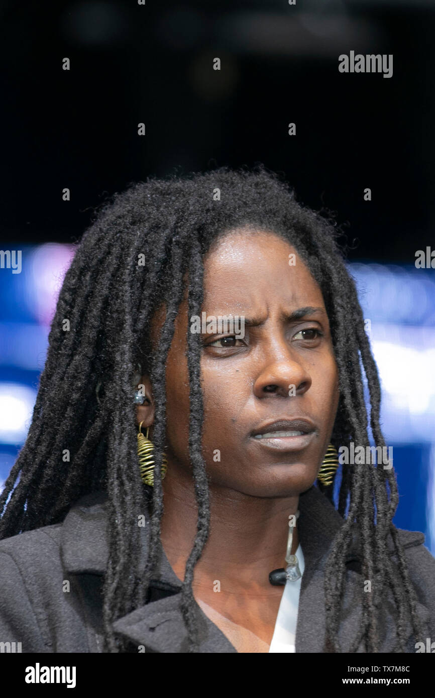 Rap fingers hi-res stock photography and images - Alamy