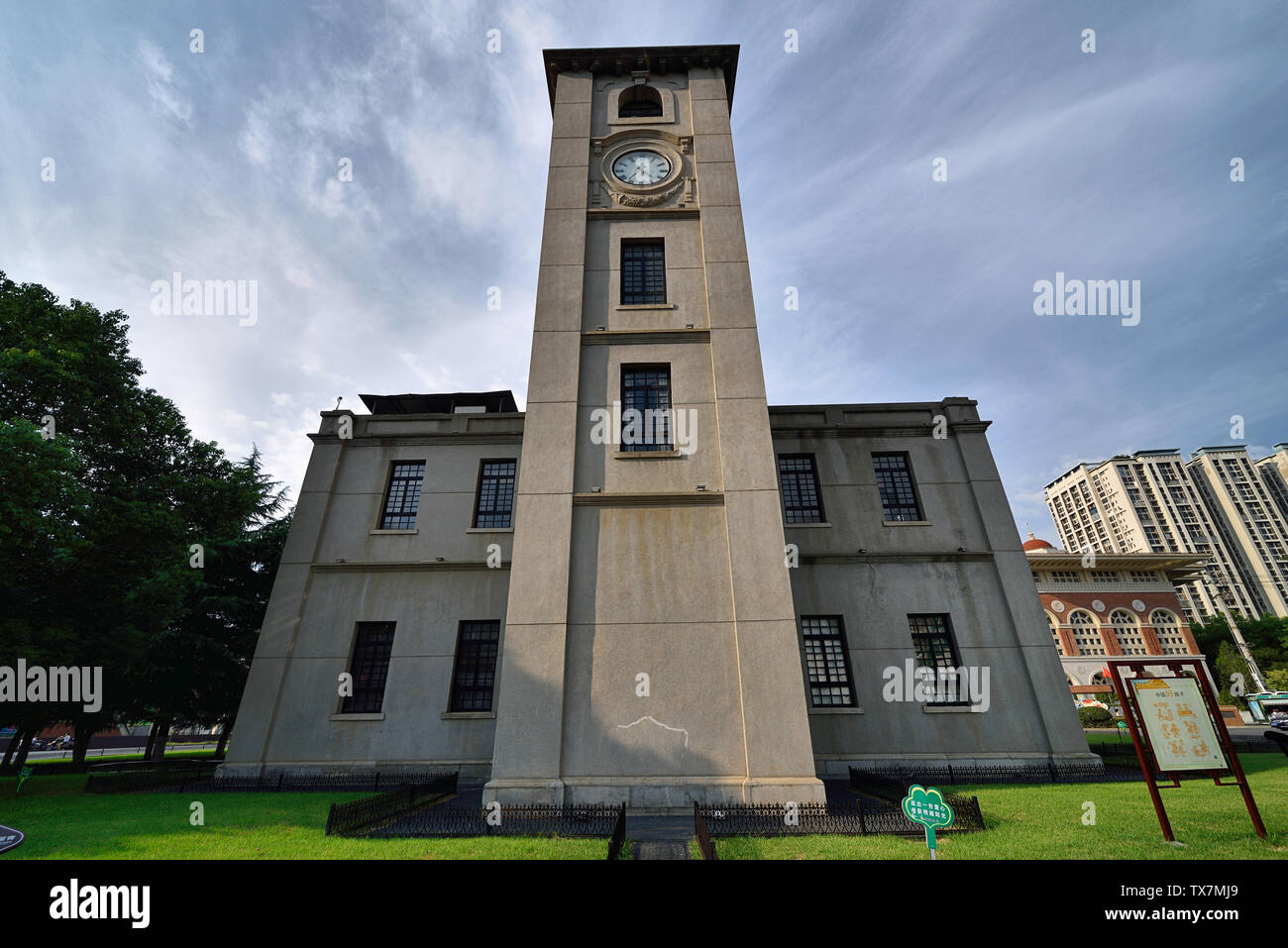 High rise building lawn hi-res stock photography and images - Alamy